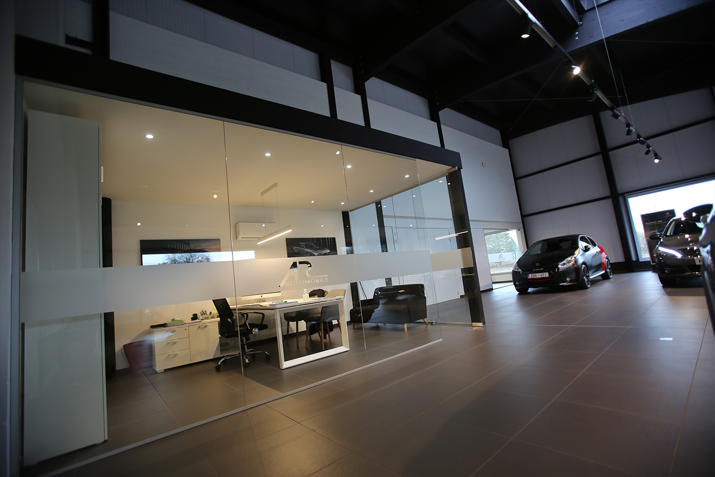 Nouveau showroom AR Automobile vous promet un effet "Waow" - Inside Magazine